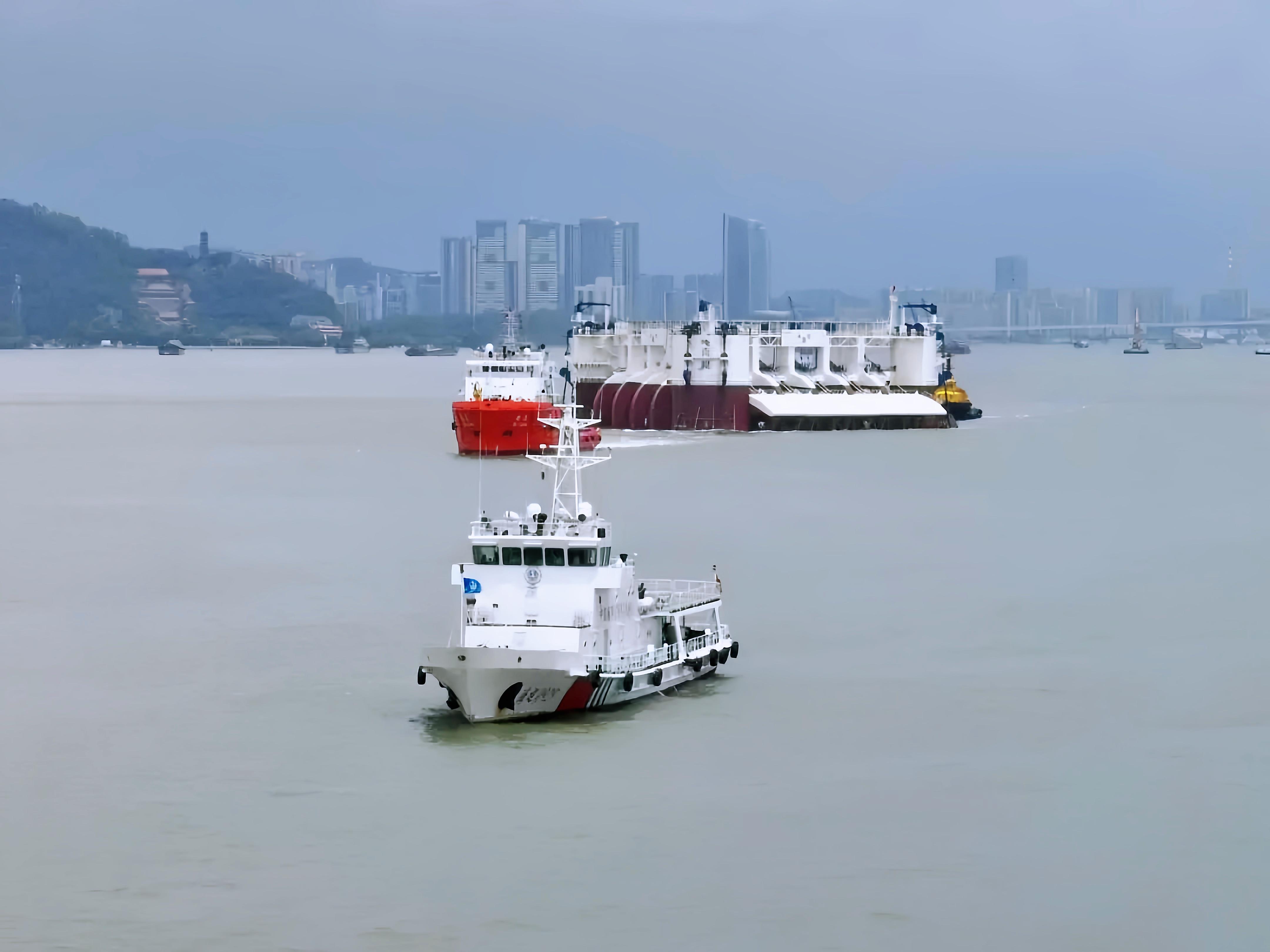 “南鲲”号出港！全国首台深远海兆瓦级波浪能发电平台出港实验