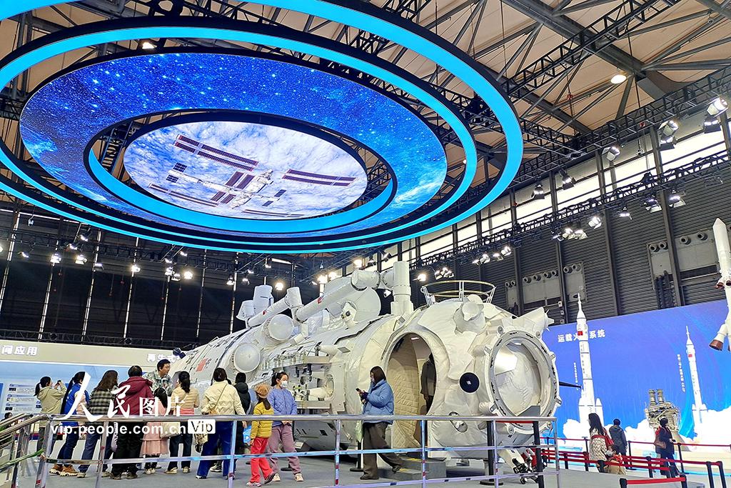上海：中国载人航天工程成就展观众如潮