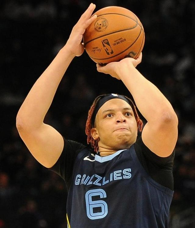 52分16板，统治内线！小托马斯前队友，他竟在NBA打不上球